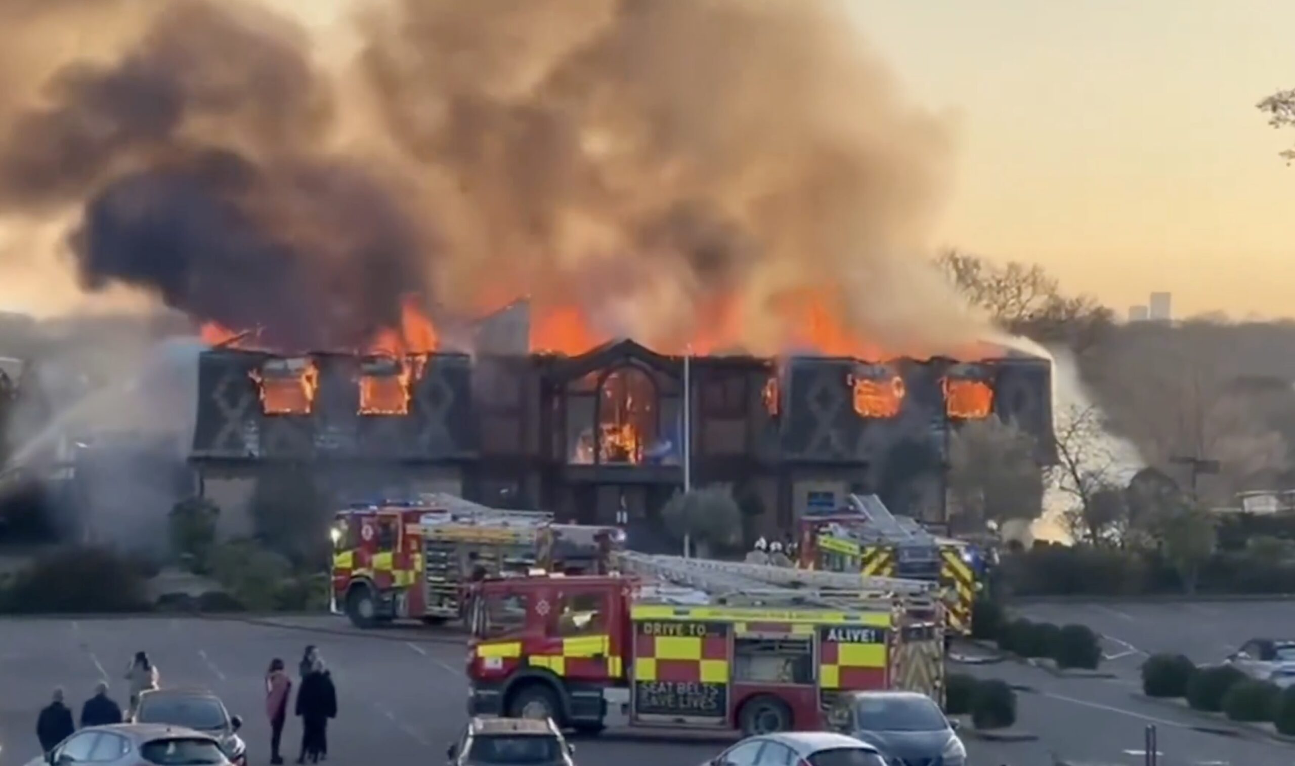 Huge fire rips through clubhouse at prestigious English golf club ...